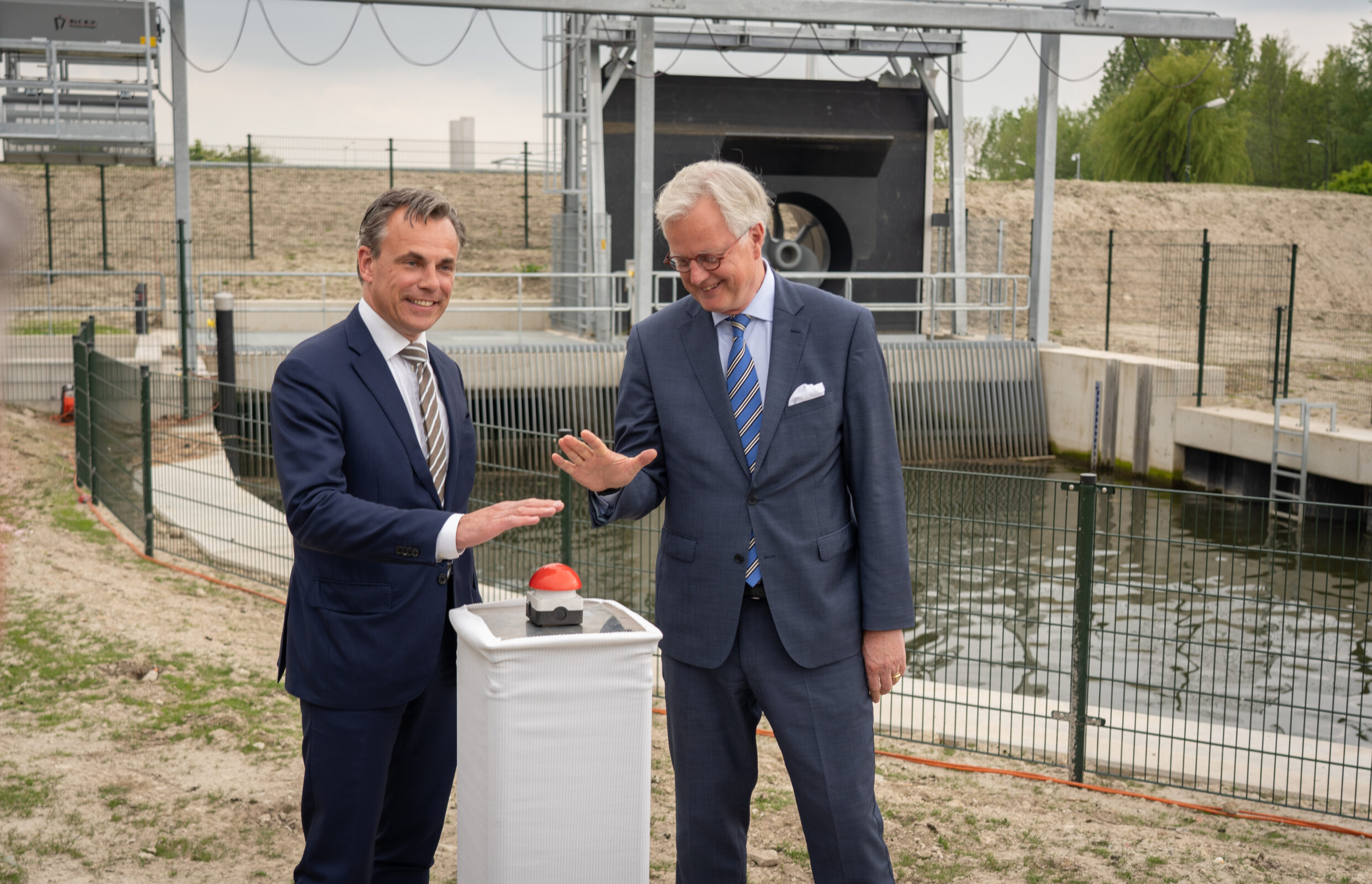 Minister Mark Harbers en deltacommissaris Peter Glas openen waterinlaat ...